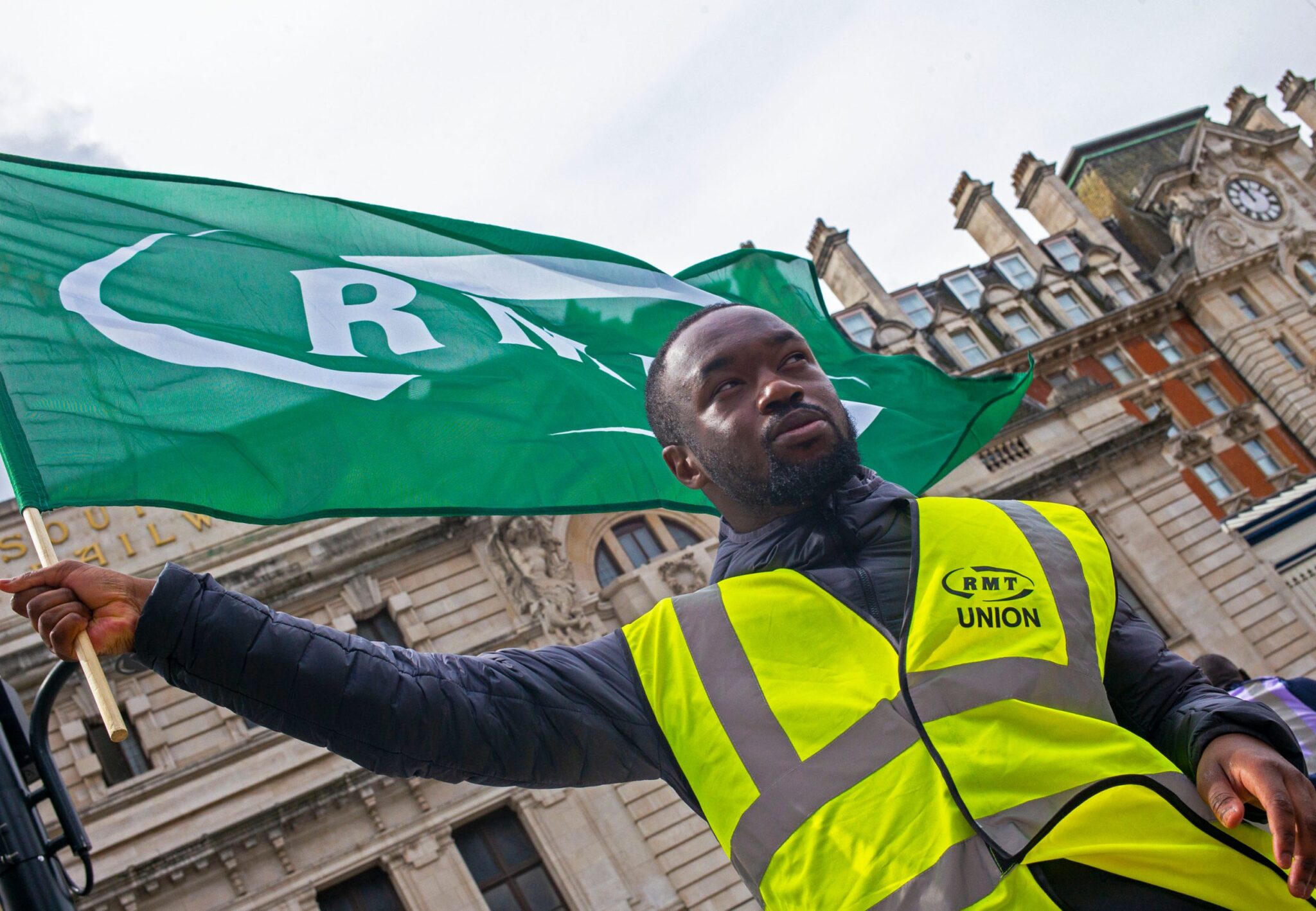 RMT tube workers win on pay - London Socialist Party